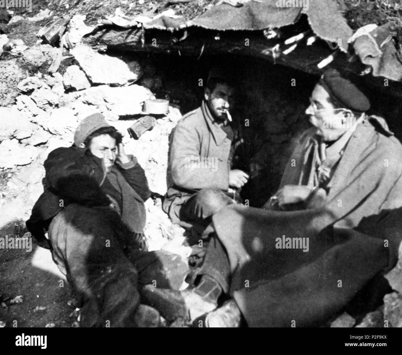 Spanish Civil War. MG Instruction Mac-Pop trench at Teruel, January ...