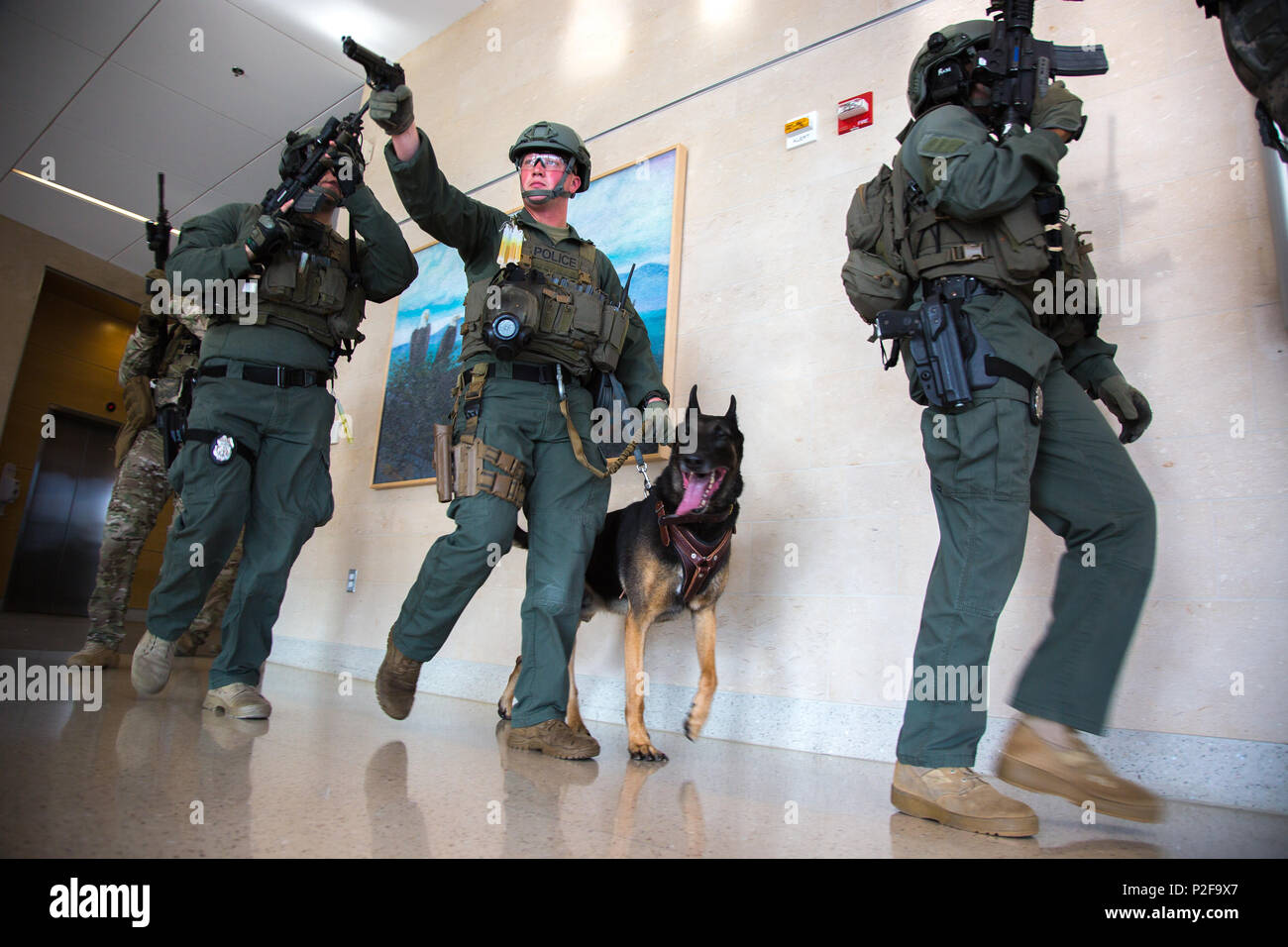 Fort police special reaction team hi-res stock photography and images ...
