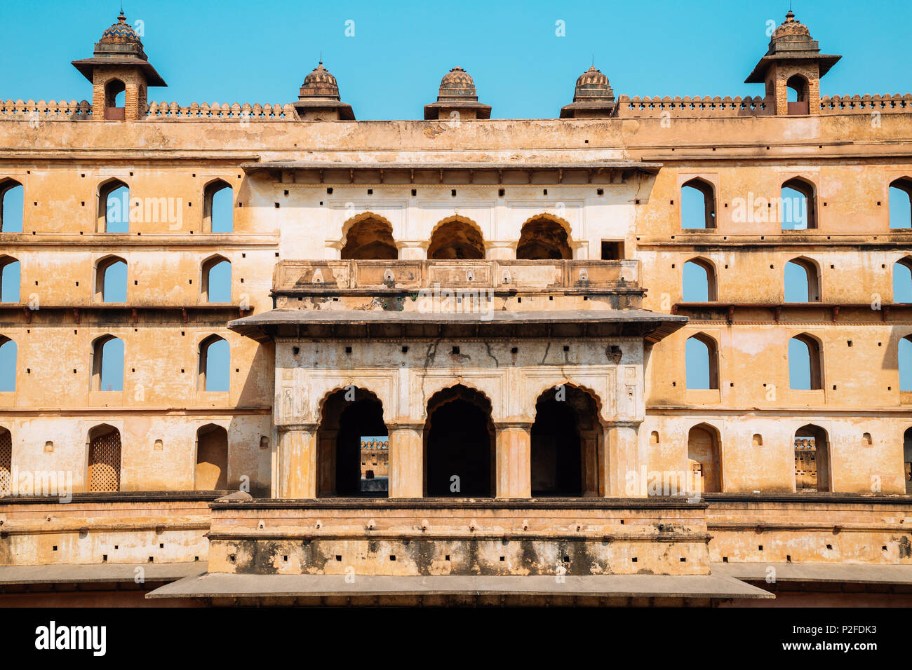 Orchha Fort Raja Mahal, ancient ruins in India Stock Photo - Alamy