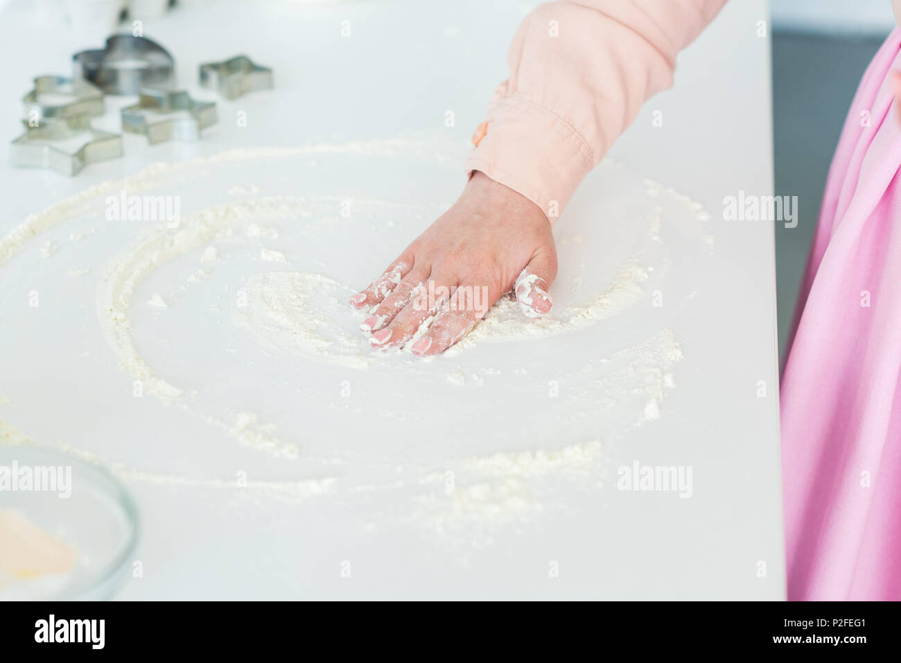 Spreading flour hi-res stock photography and images - Alamy
