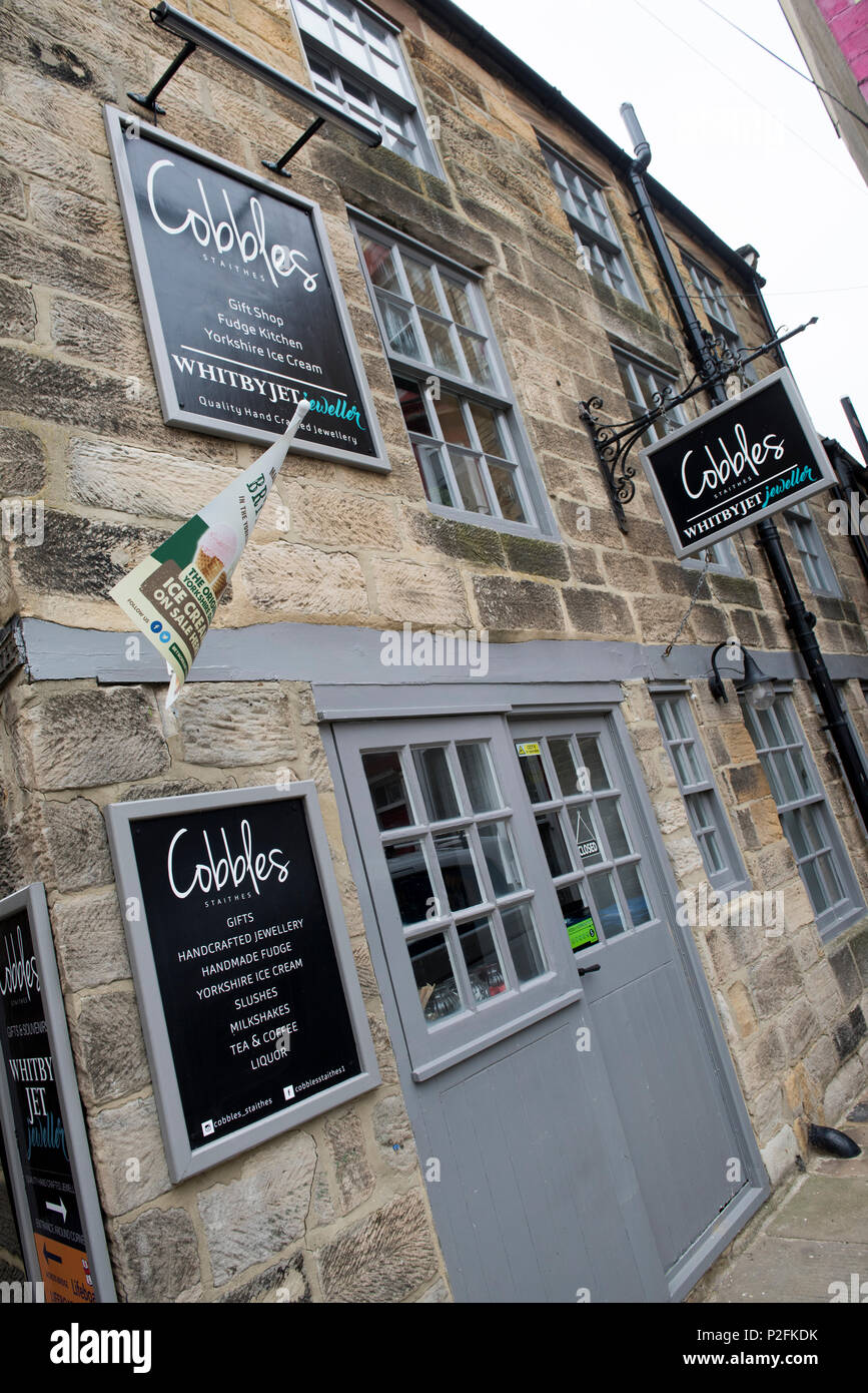 Staithes summer tourism hi-res stock photography and images - Alamy