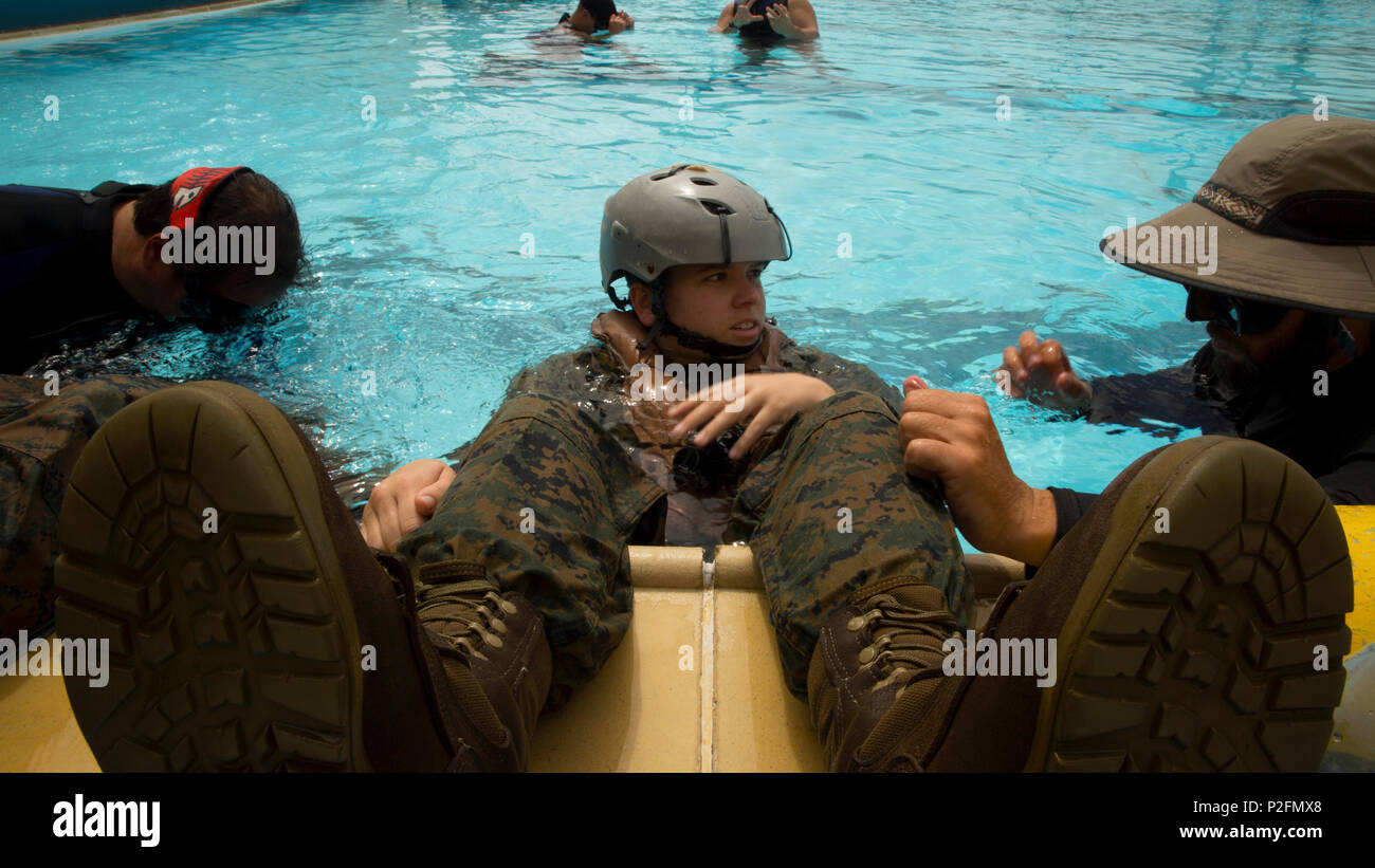 Modular amphibious egress training hi-res stock photography and images ...