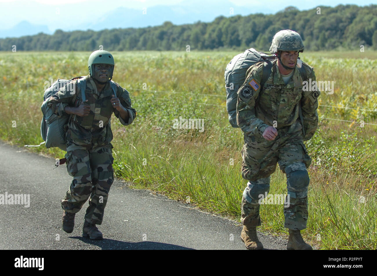 French paratroopers from the 35th Parachute Artillery Regiment, 11th ...