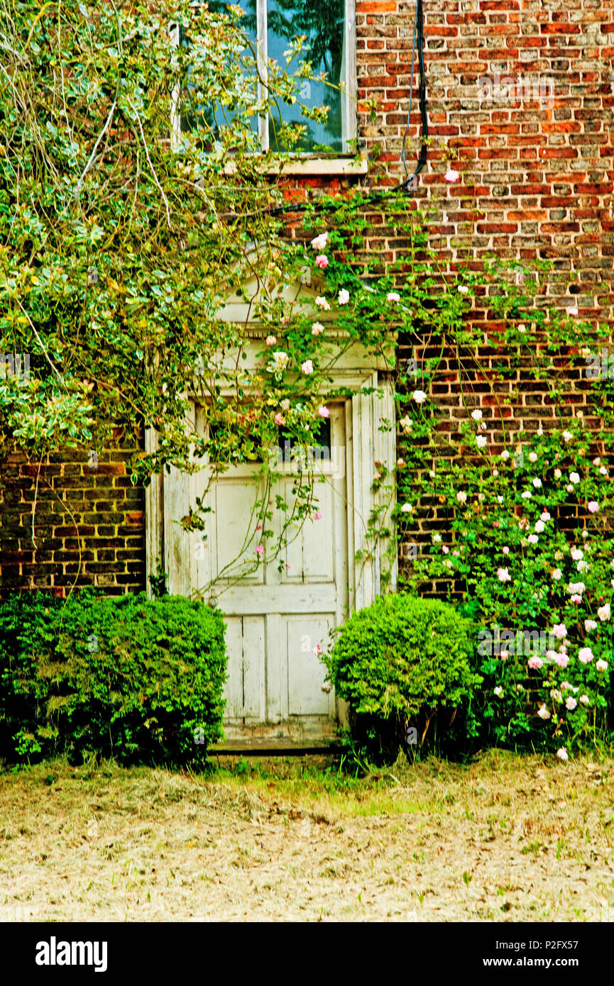 Run down country house hi-res stock photography and images - Alamy