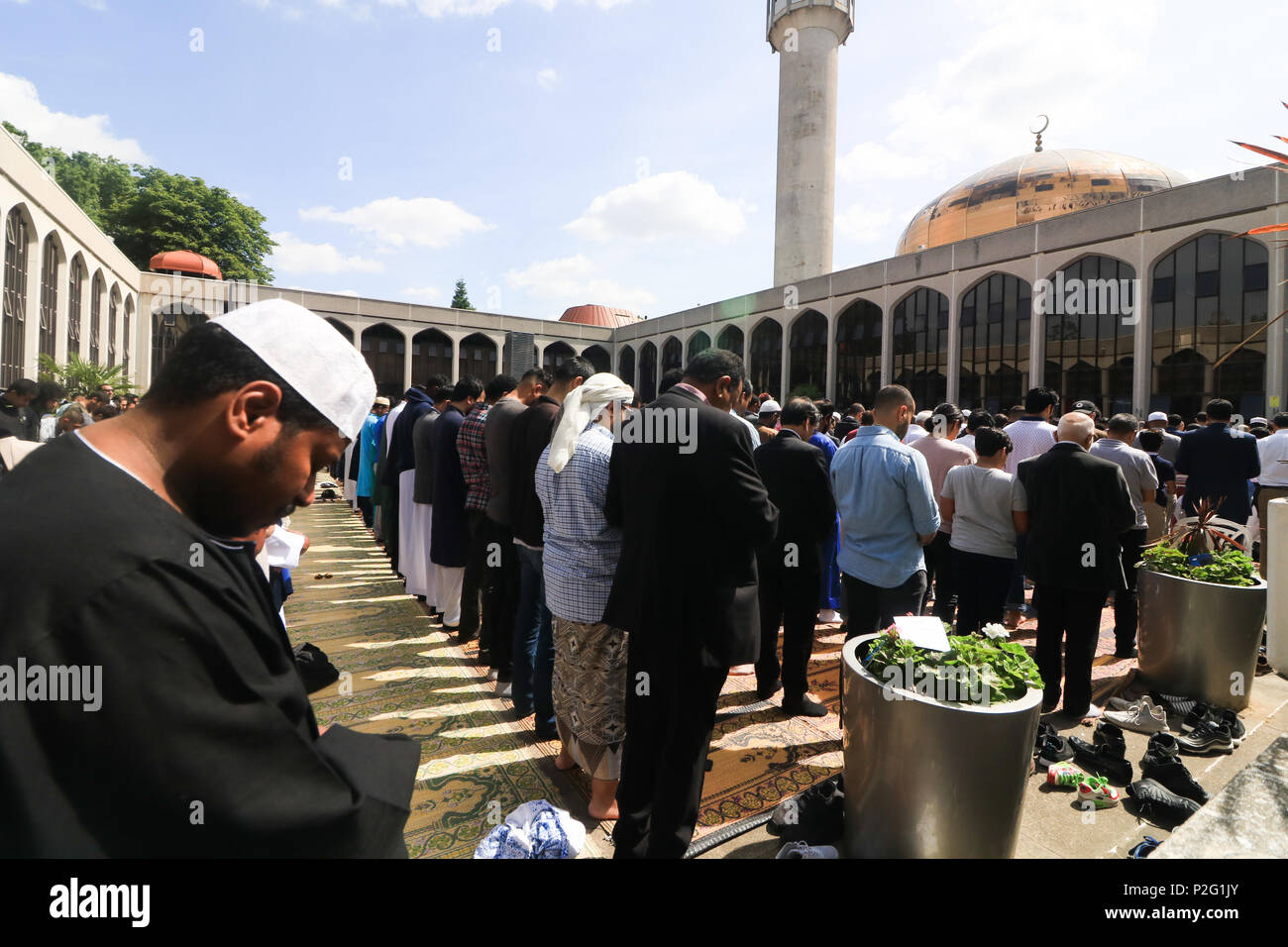 Mosque worshipper prayer muslim hi-res stock photography and images - Alamy