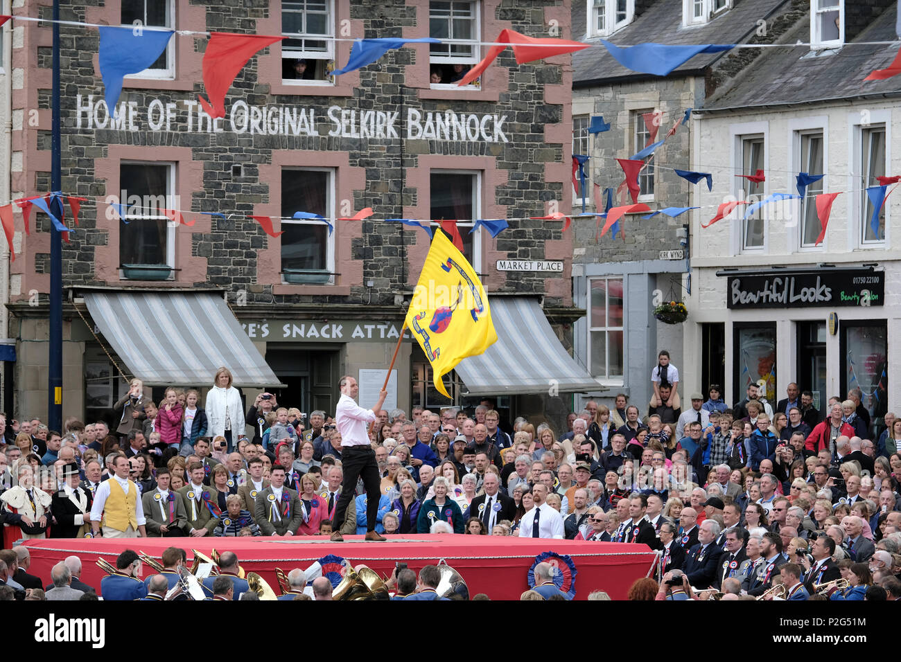 Selkirk, UK. 15th Jun, 2018. Selkirk Common Riding - Casting of the ...