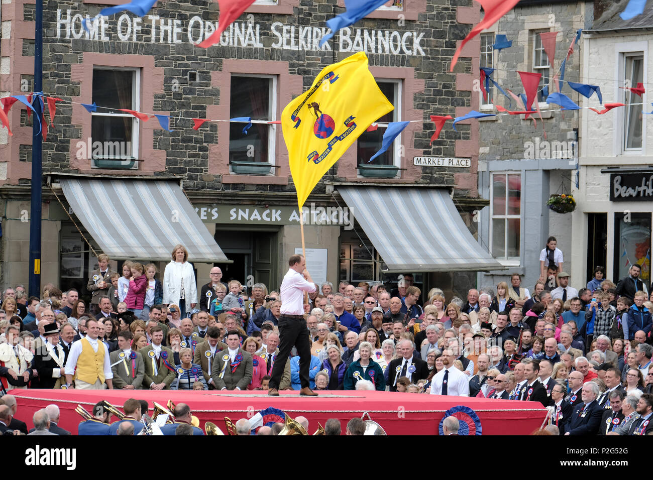 Selkirk, UK. 15th Jun, 2018. Selkirk Common Riding - Casting of the ...