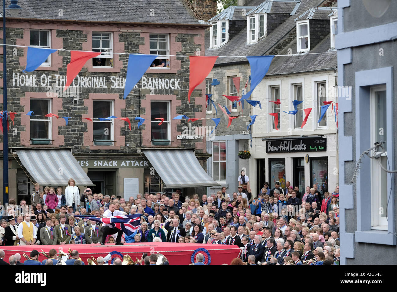 Selkirk, UK. 15th Jun, 2018. Selkirk Common Riding - Casting of the ...