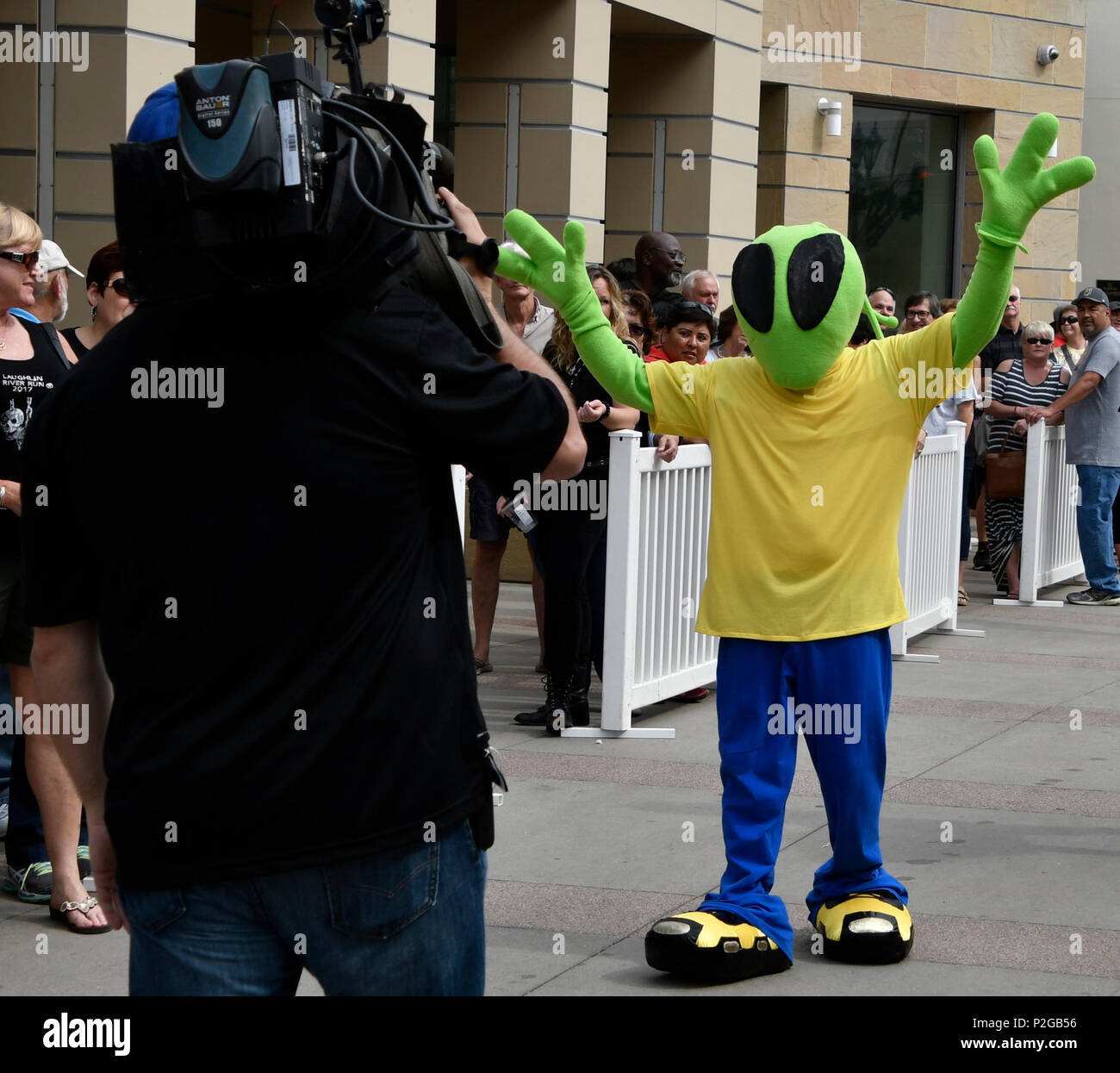 Pasadena, USA. 15th Jun, 2018. A alien greets guest attending the ...