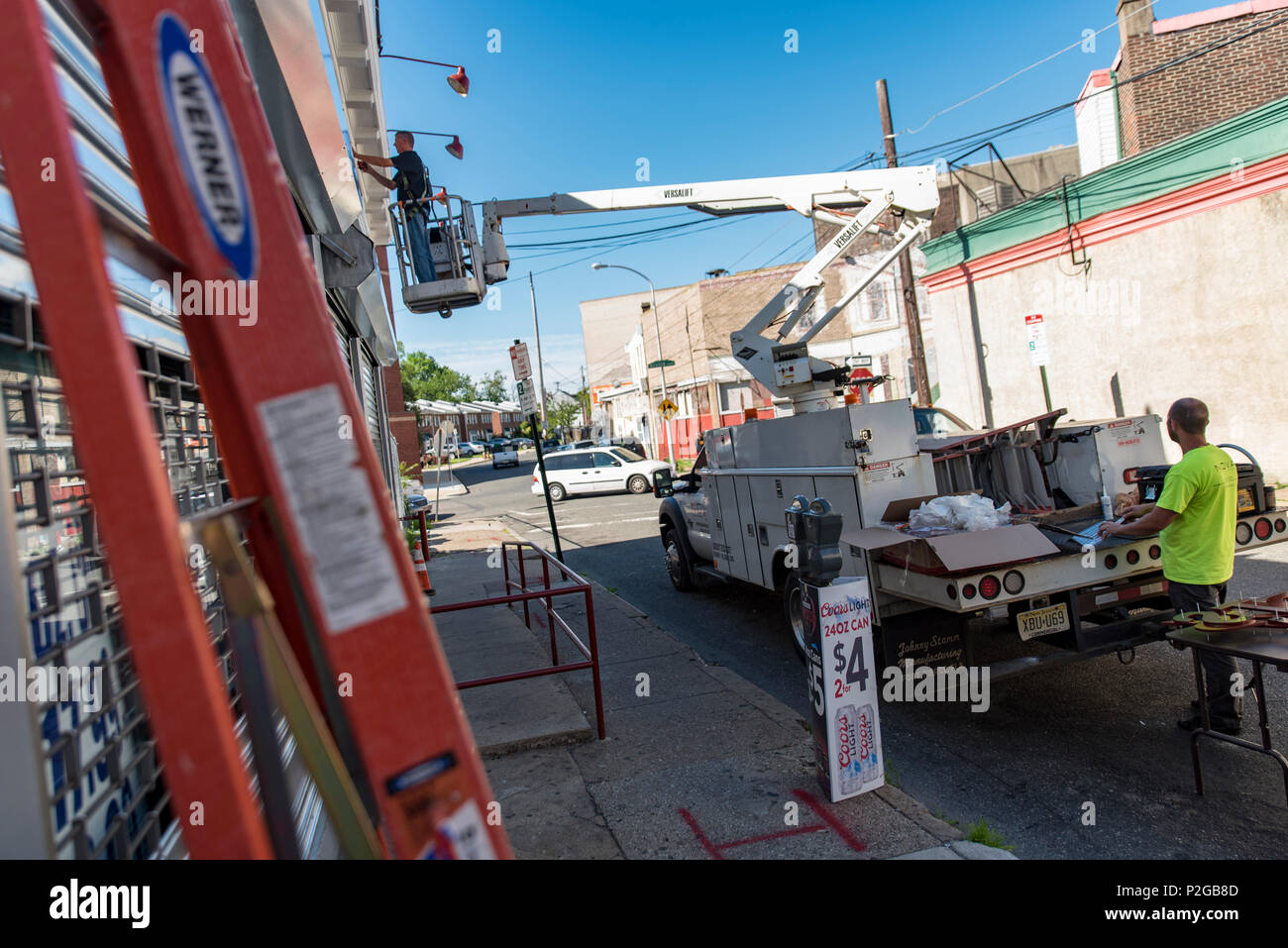 Philadelphia, Pennsylvania, USA. 15th Jun, 2018. Workers install new ...