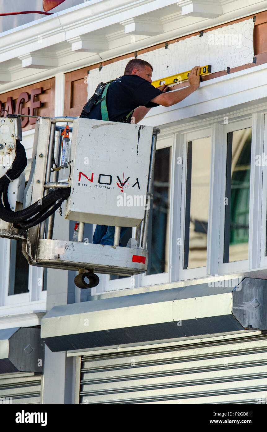 Philadelphia, Pennsylvania, USA. 15th Jun, 2018. Workers install new ...