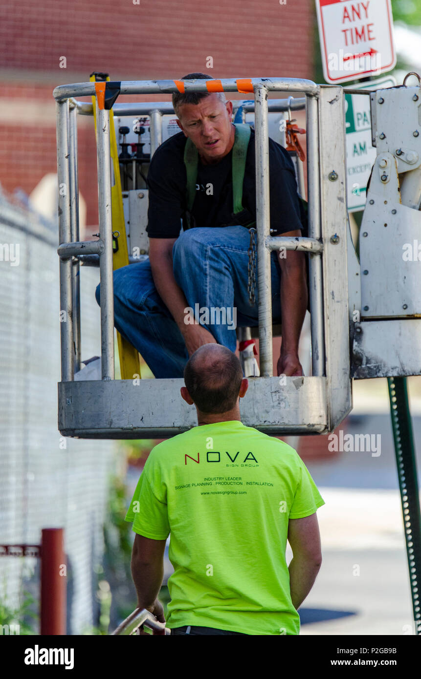 Philadelphia, Pennsylvania, USA. 15th Jun, 2018. Workers install new ...