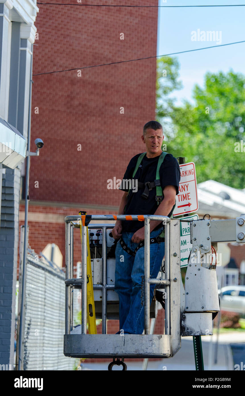 Philadelphia, Pennsylvania, USA. 15th Jun, 2018. Workers install new ...