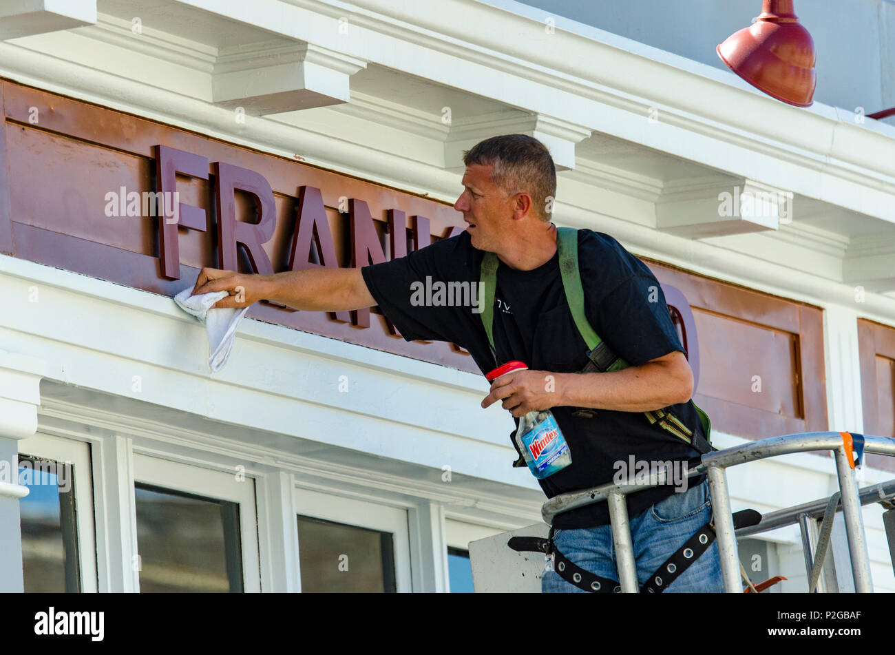 Philadelphia, Pennsylvania, USA. 15th Jun, 2018. Workers install new ...