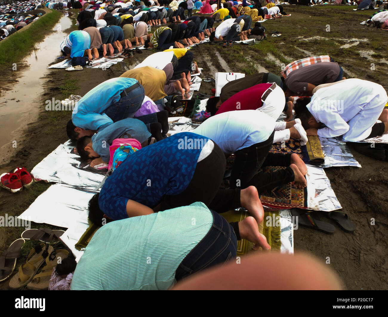 Muslim men and women prostrating in prayer at the Quirino Grandstand in ...