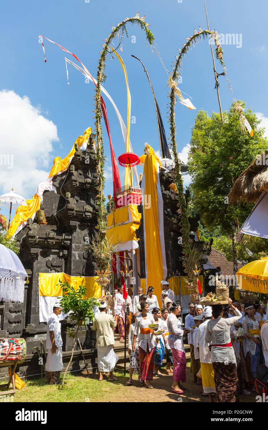 Balinese people at Odalan temple festival, Sidemen, Bali, Indonesia ...