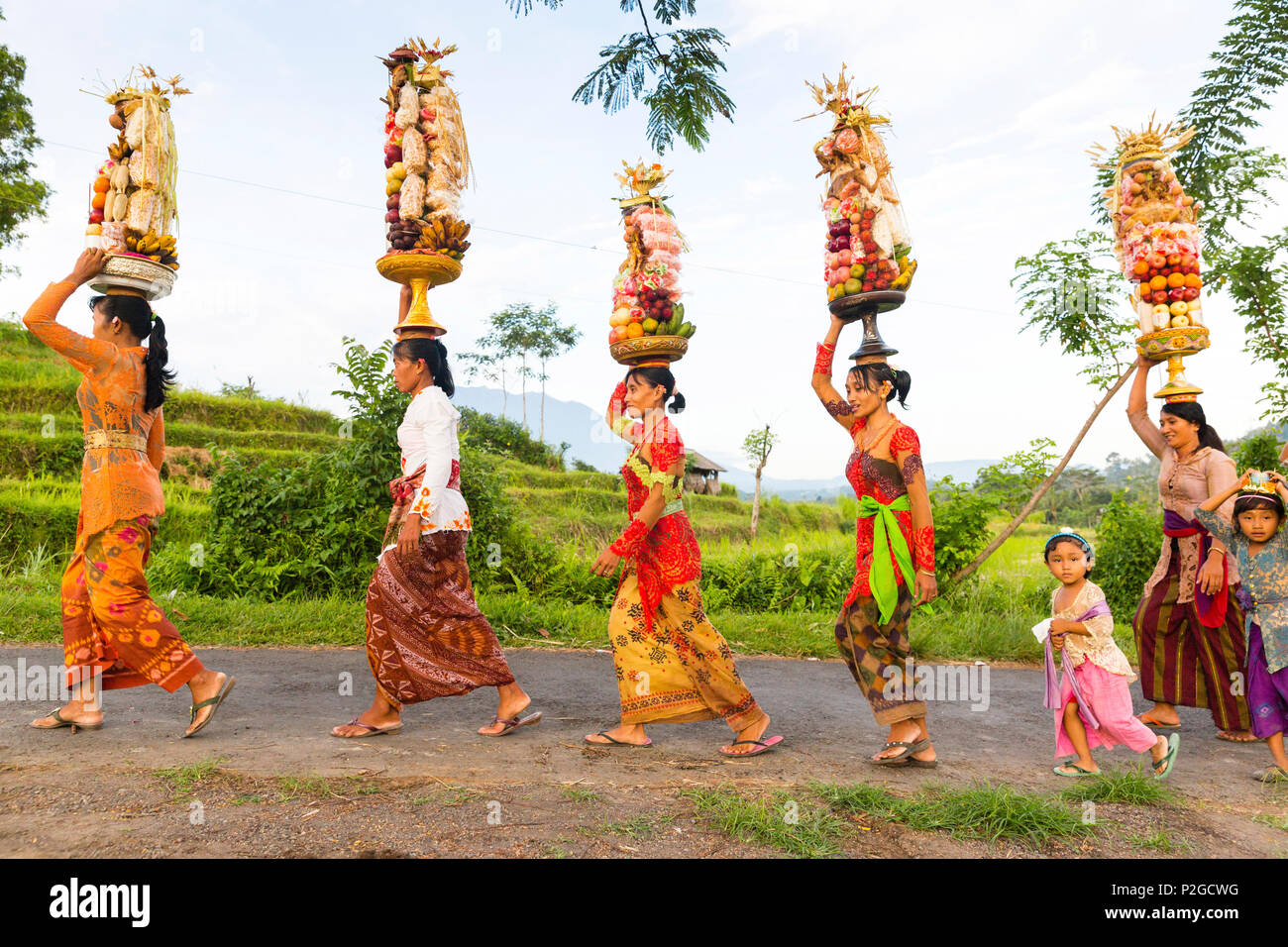 Women carrying offerings on their heads, Odalan temple festival, Gunung ...