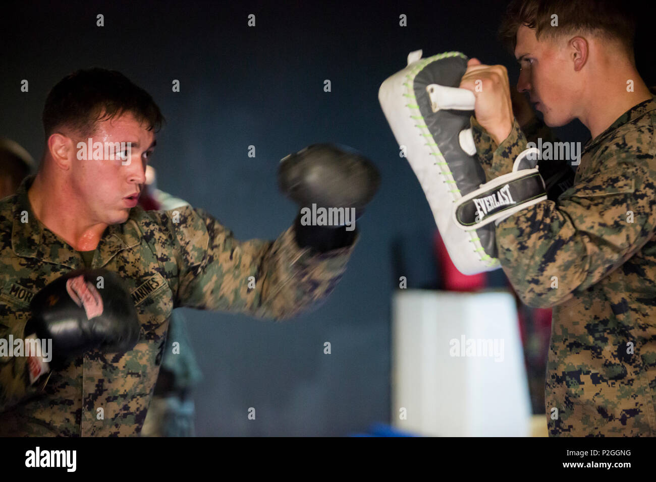 Soldiers spar hi-res stock photography and images - Alamy