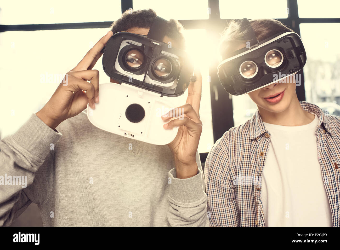 Two people wearing vr headsets hi-res stock photography and images - Alamy