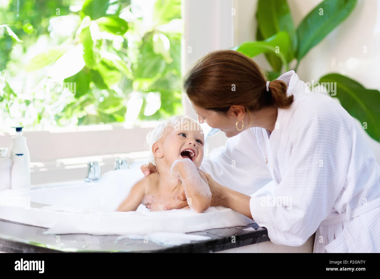Mother taking bath with daughter hi-res stock photography and images ...