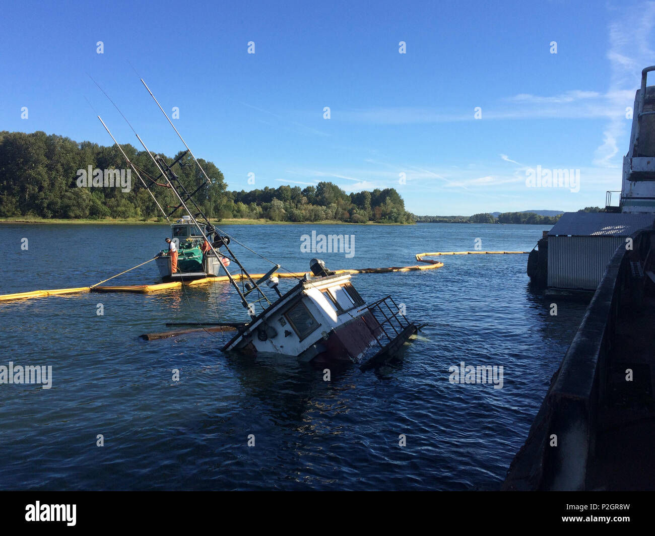 Oil spill boom and vessel hi-res stock photography and images - Alamy