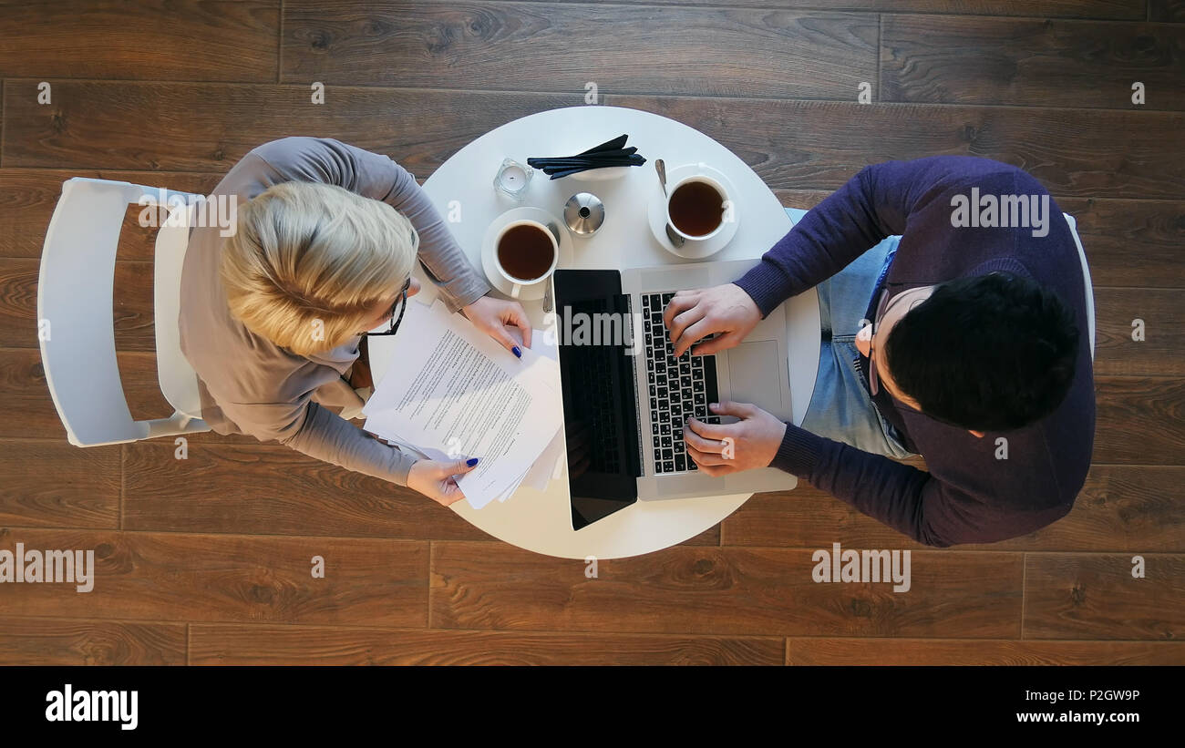 Business people meeting round table hi-res stock photography and images ...