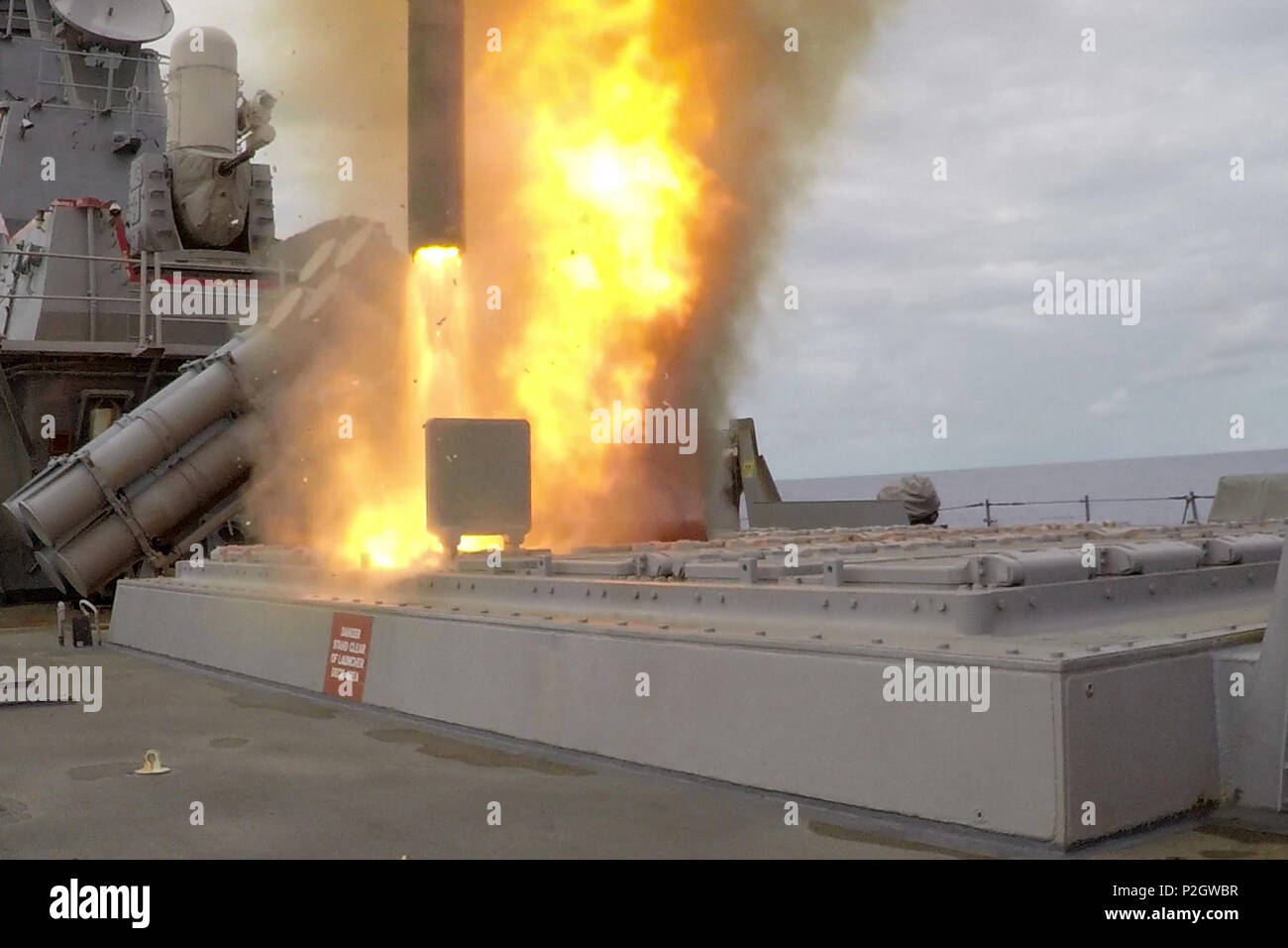 160918-N-UF697-154 PHILIPPINE SEA (Sept. 18, 2016) The forward-deployed ...