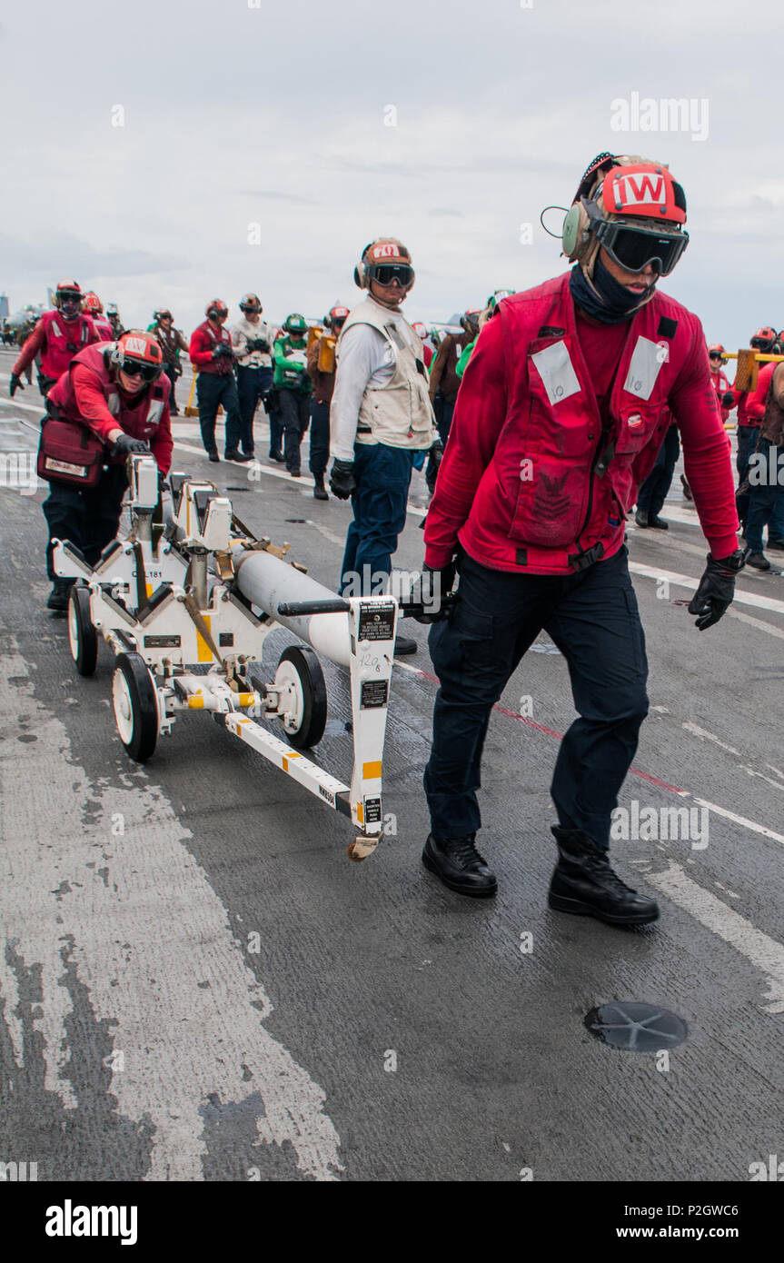 Aim 120 amraam missile hi-res stock photography and images - Alamy