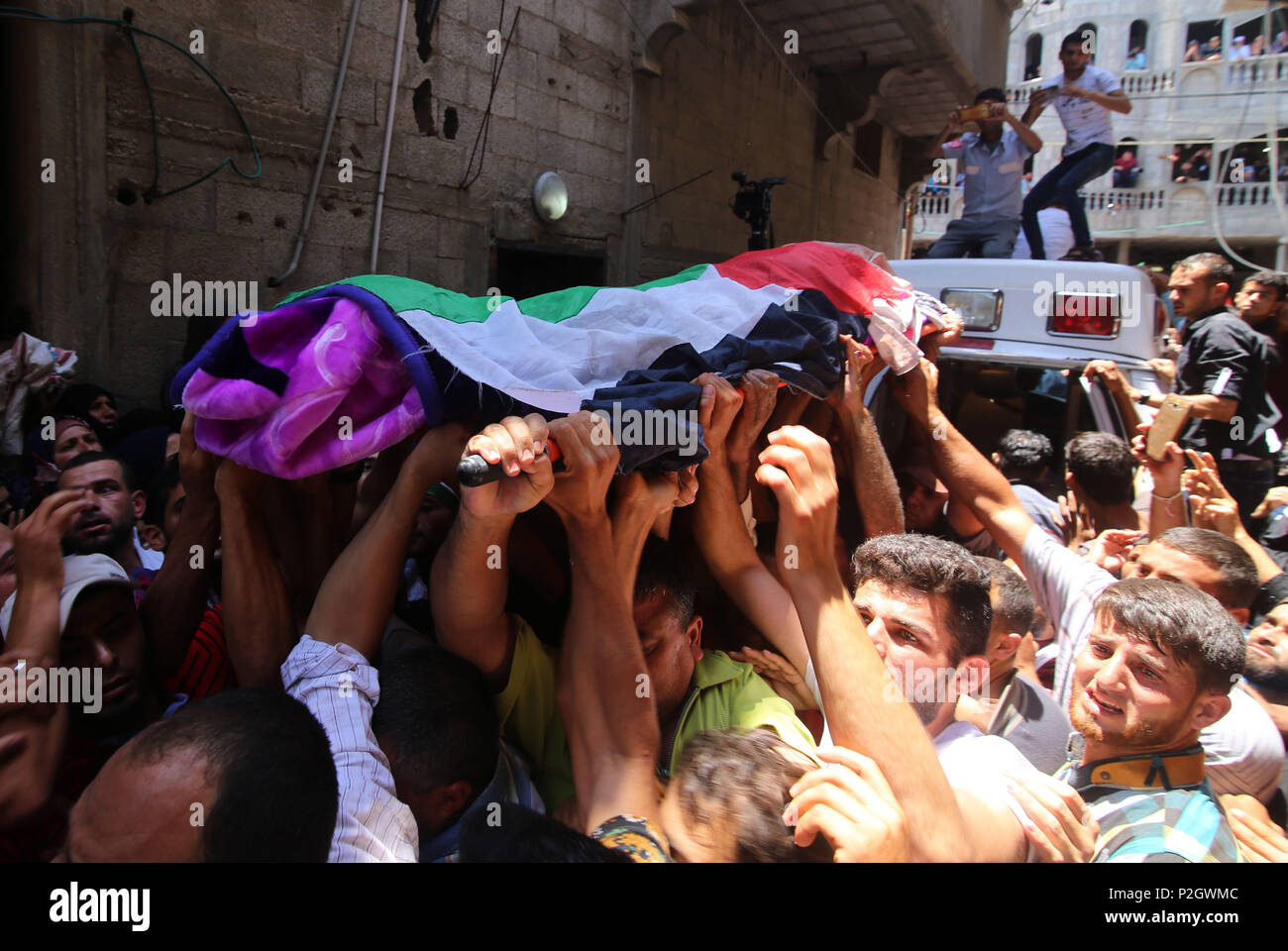 (180602) -- GAZA, June 2, 2018 (Xinhua) -- Mourners carry the body of ...