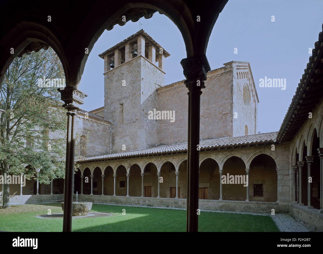 CLAUSTRO MAYOR - COLUMNAS LOBULADAS- S XV. Location: MONASTERIO, SAN ...