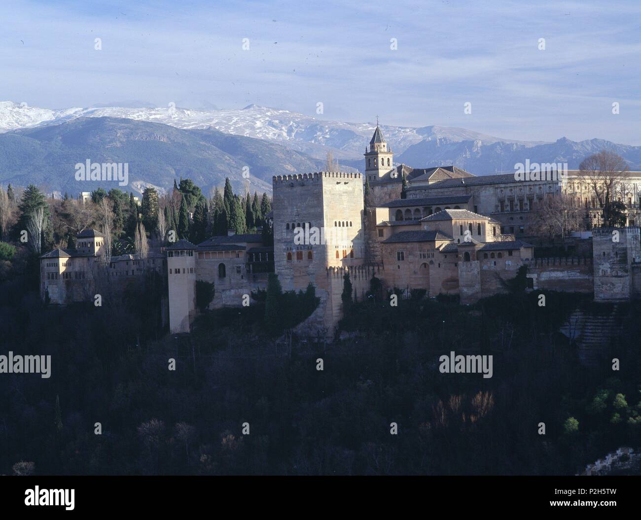 Perfil de La Alhambra desde San Nicolás (Albaicín), con Sierra Nevada ...