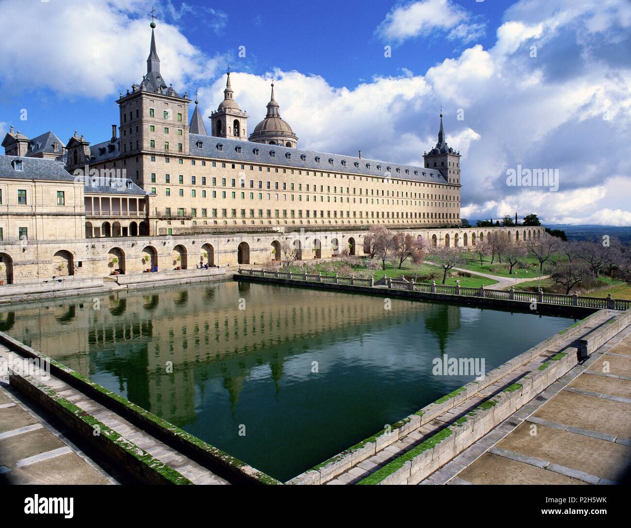 Vista del Monasterio de San Lorenzo de El Escorial, empezado a ...