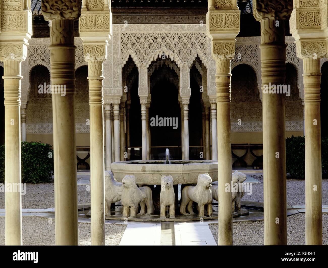 Patio de los Leones. Detalle de las columnas y fuente central. La ...