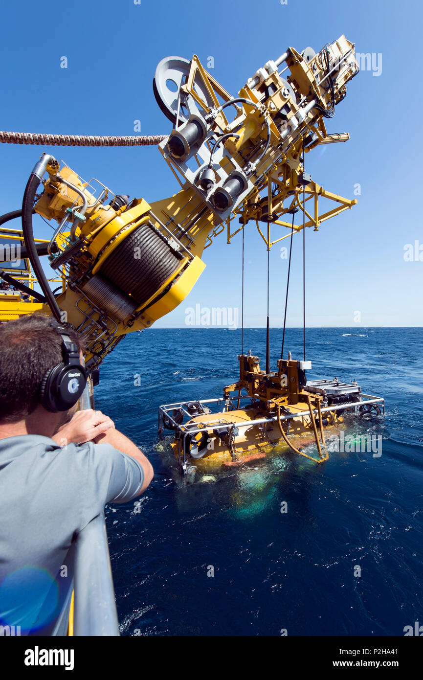 160922-N-CI175-116 PACIFIC OCEAN (Sept. 22, 2016) – Safety observers ...