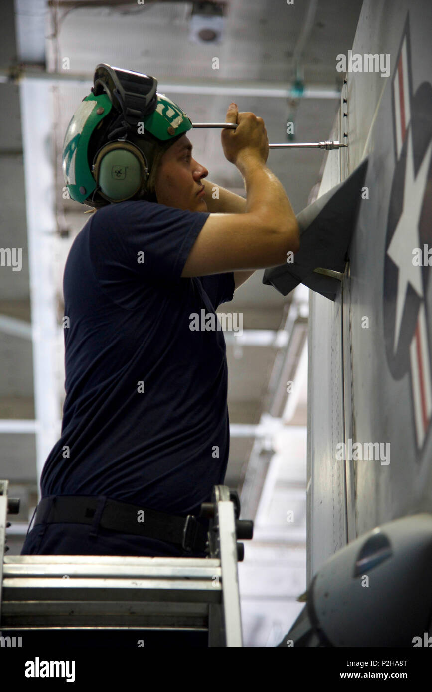 160925-N-IE397-003 ARABIAN GULF (Sept. 25, 2016) Aviation Structural ...