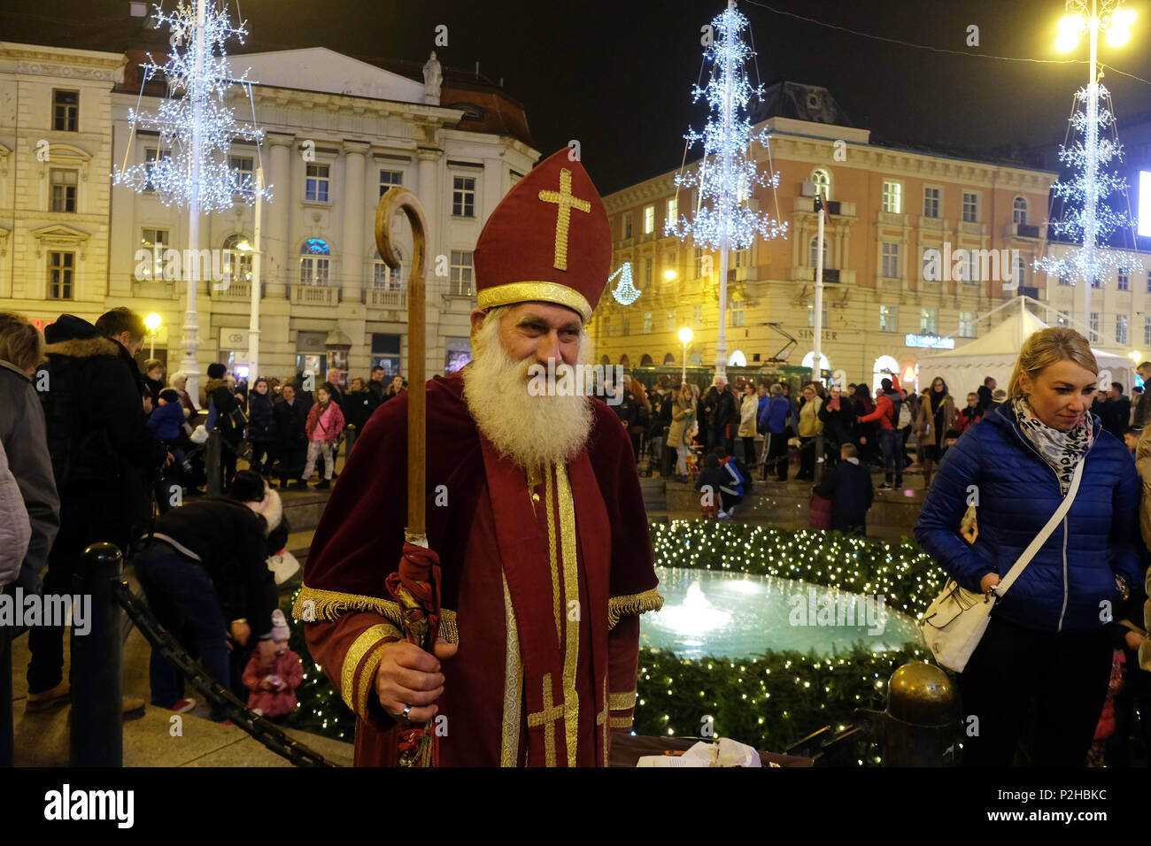 St nicholas with children hi-res stock photography and images - Alamy