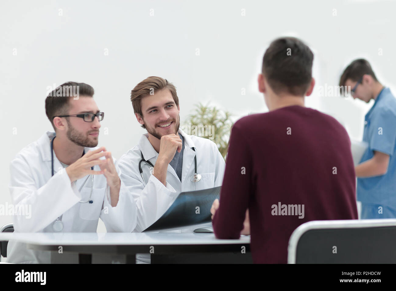 doctors discuss with the patient the x-ray Stock Photo - Alamy