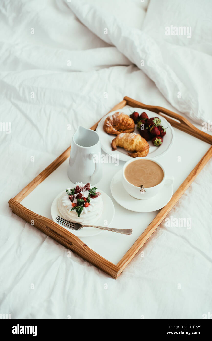 Breakfast in bed hi-res stock photography and images - Alamy