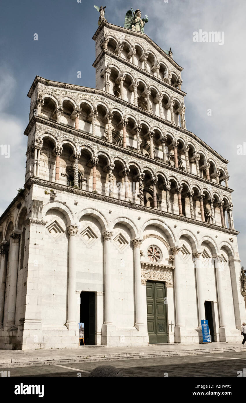 Romanesque architecture facade hi-res stock photography and images - Alamy