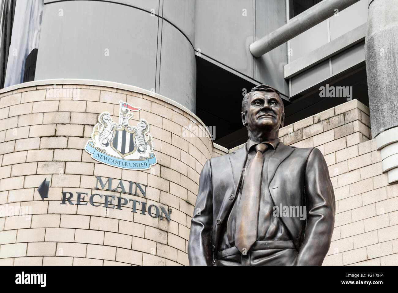 The statue bobby robson hi-res stock photography and images - Alamy