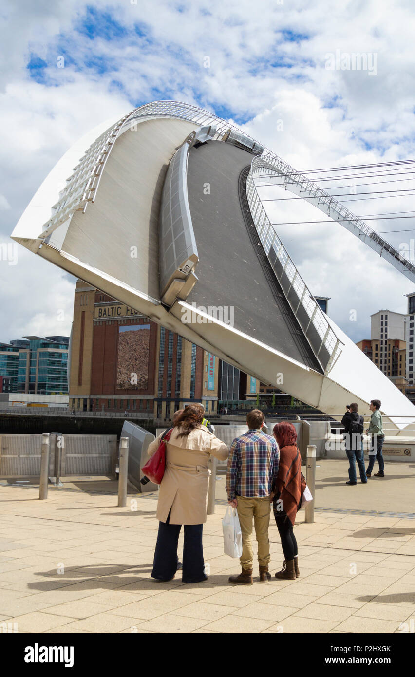 Millennium bridge over the river Tyne between Newcastle Quayside and ...