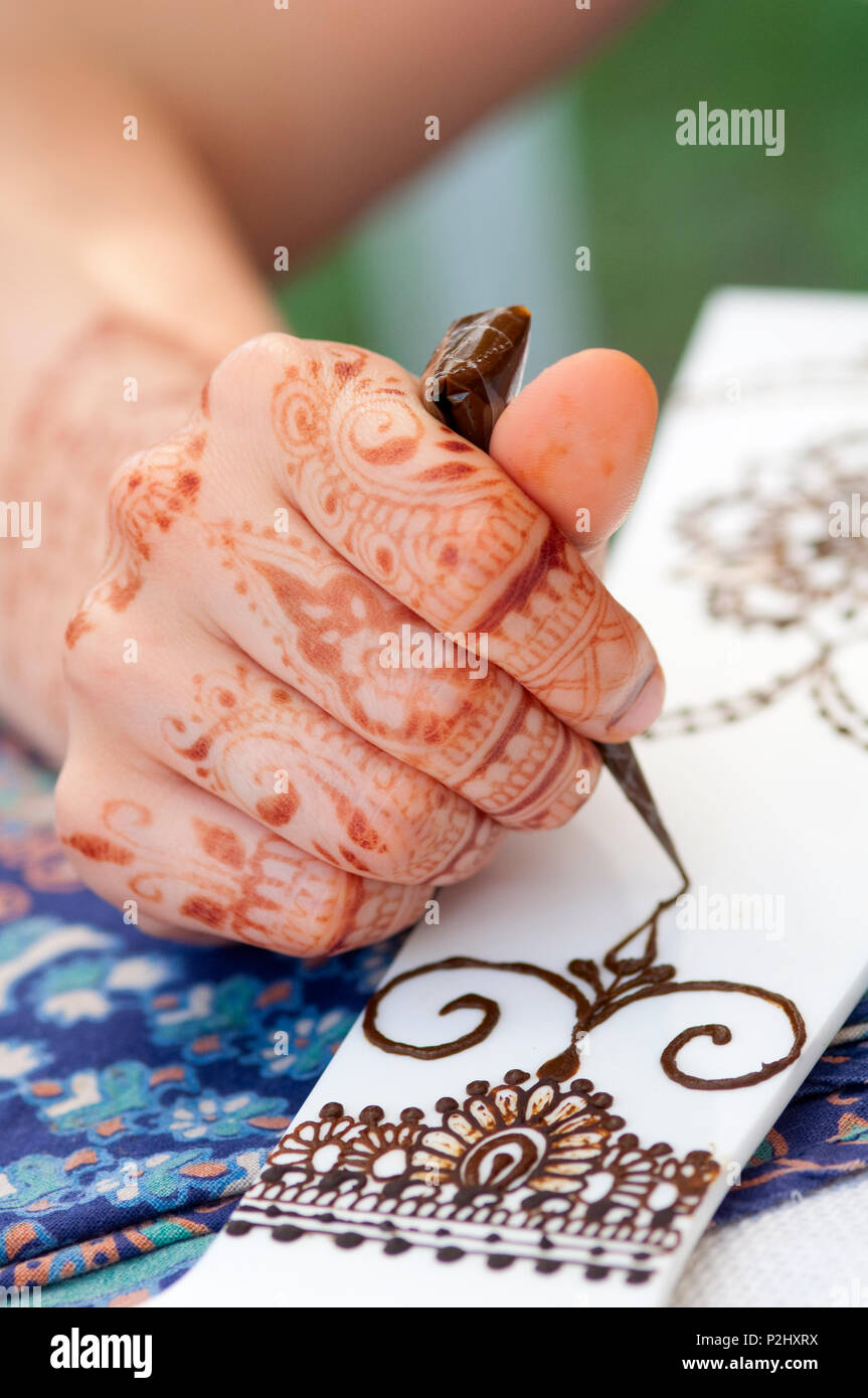 Woman Making Traditional Henna Decorations Stock Photo - Alamy