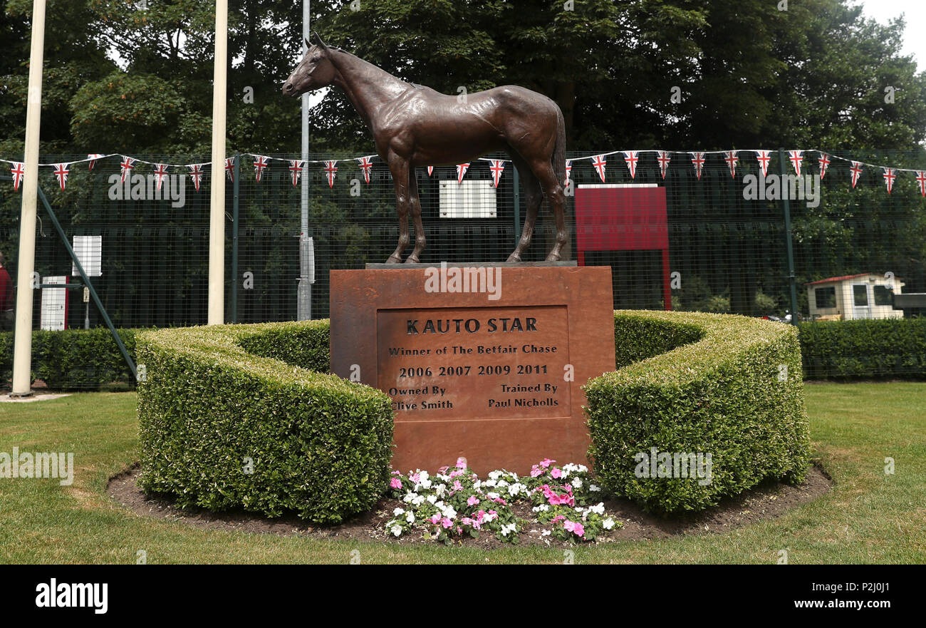 A general view of the Kauto Star statue at Haydock Park Stock Photo - Alamy