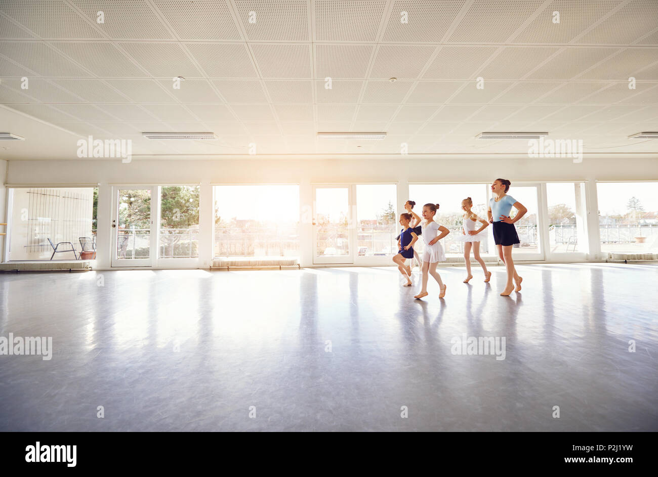 Dancing exercising class hi-res stock photography and images - Alamy