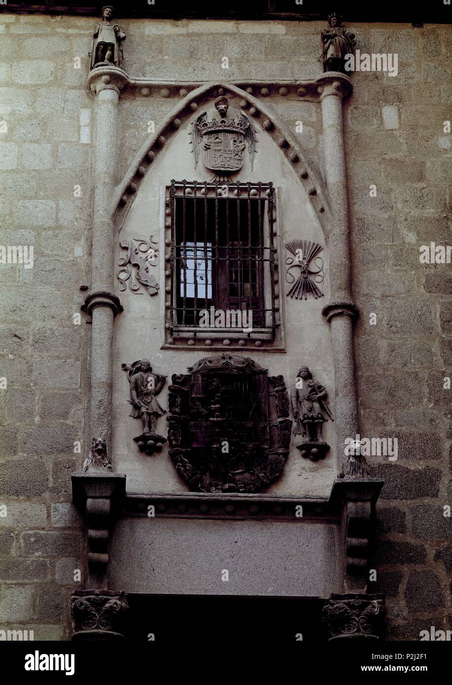 DETALLE DE LA POSADA DE LA HERMANDAD - ESCUDO DE LA SANTA HERMANDAD ...