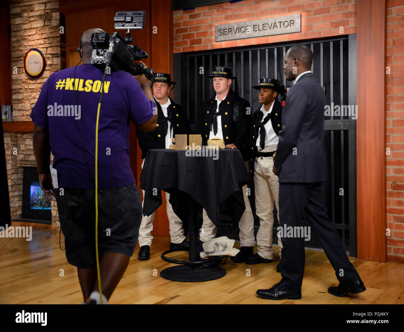 160927-N-HQ322-032 SACRAMENTO, Calif. (Sept. 27, 2016) Sailors assigned ...