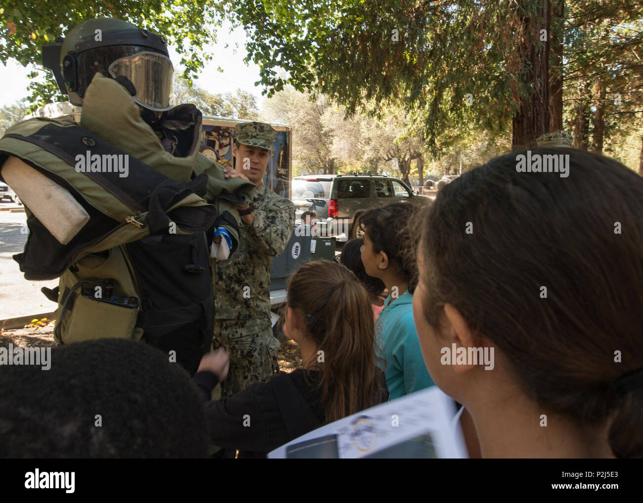 160929-N-KB426-040 SACRAMENTO, Calif. (Sept. 29, 2016) Petty Officer ...