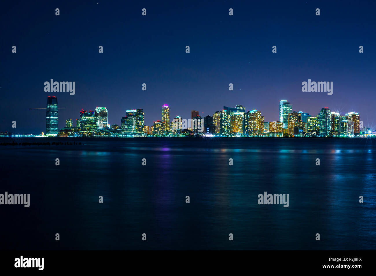 New york city night skyline hi-res stock photography and images - Alamy