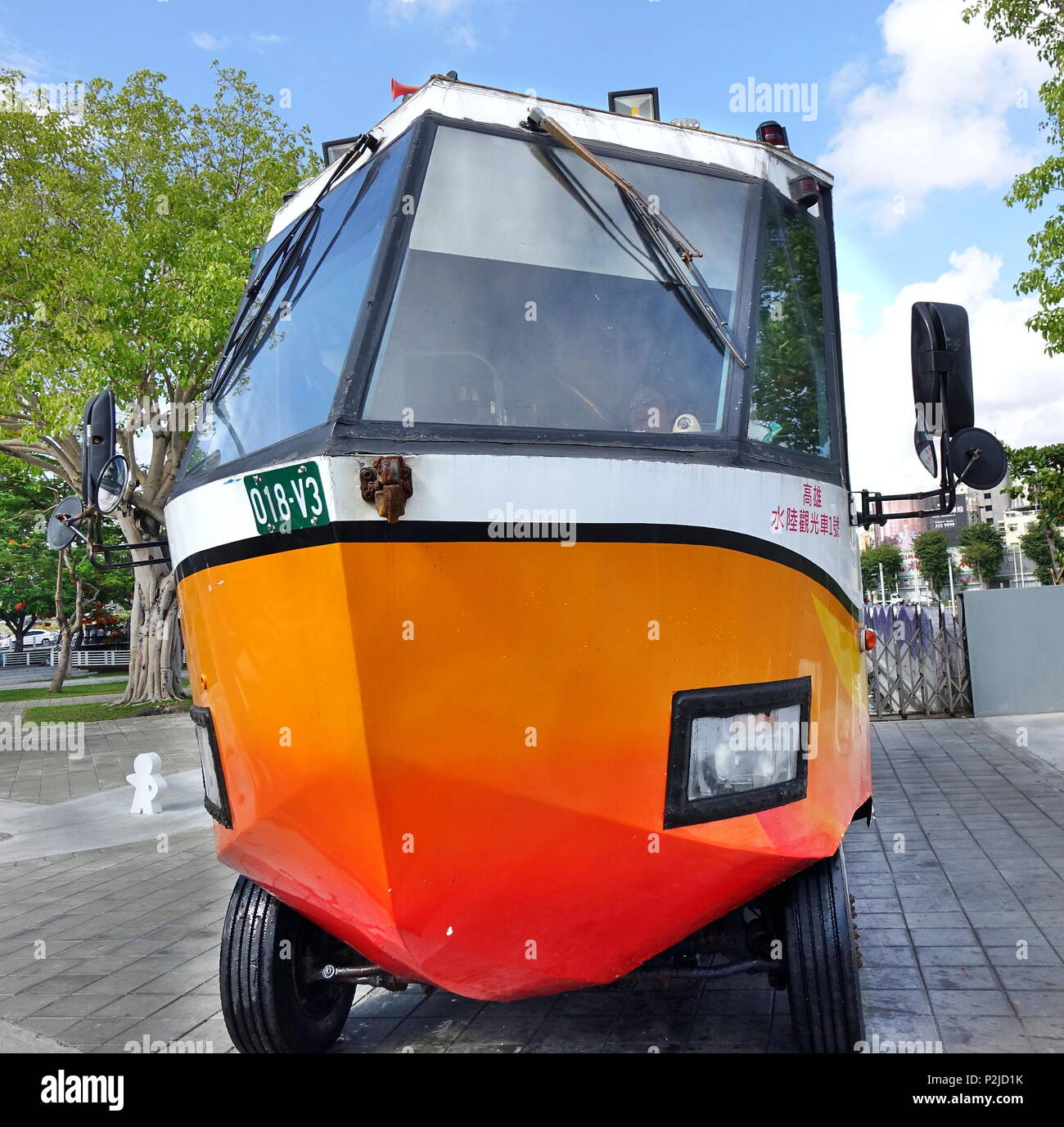 Amphibious tourist bus hi-res stock photography and images - Alamy