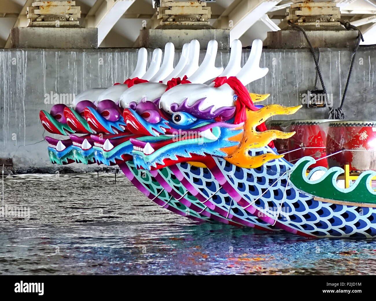 Row of dragon boats hi-res stock photography and images - Alamy
